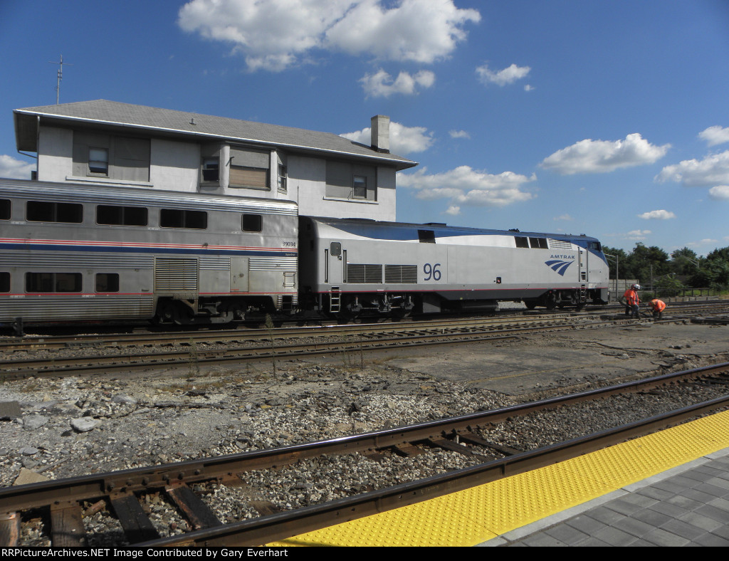 AMTK 96 heads up the southbound Amtrak Texas Eagle
